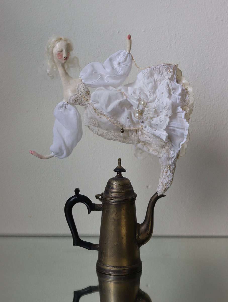 Cassandra Teapot Ghost – Pantovola